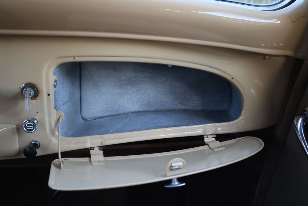 Citroën Traction BL11 - 1954 | CarYouNeed.ch